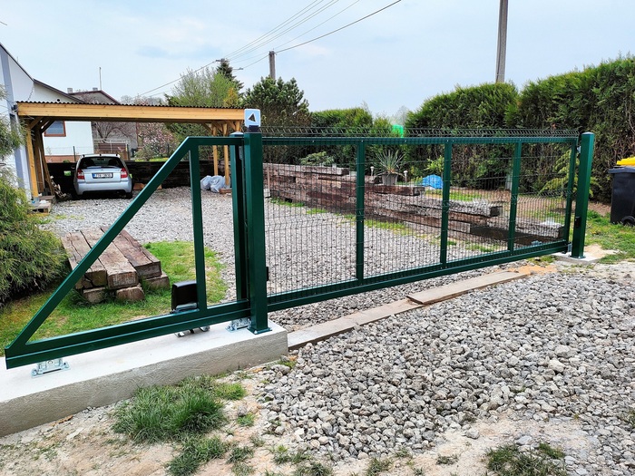 Samonosná posuvná brána s 3D pletivem Vratimov